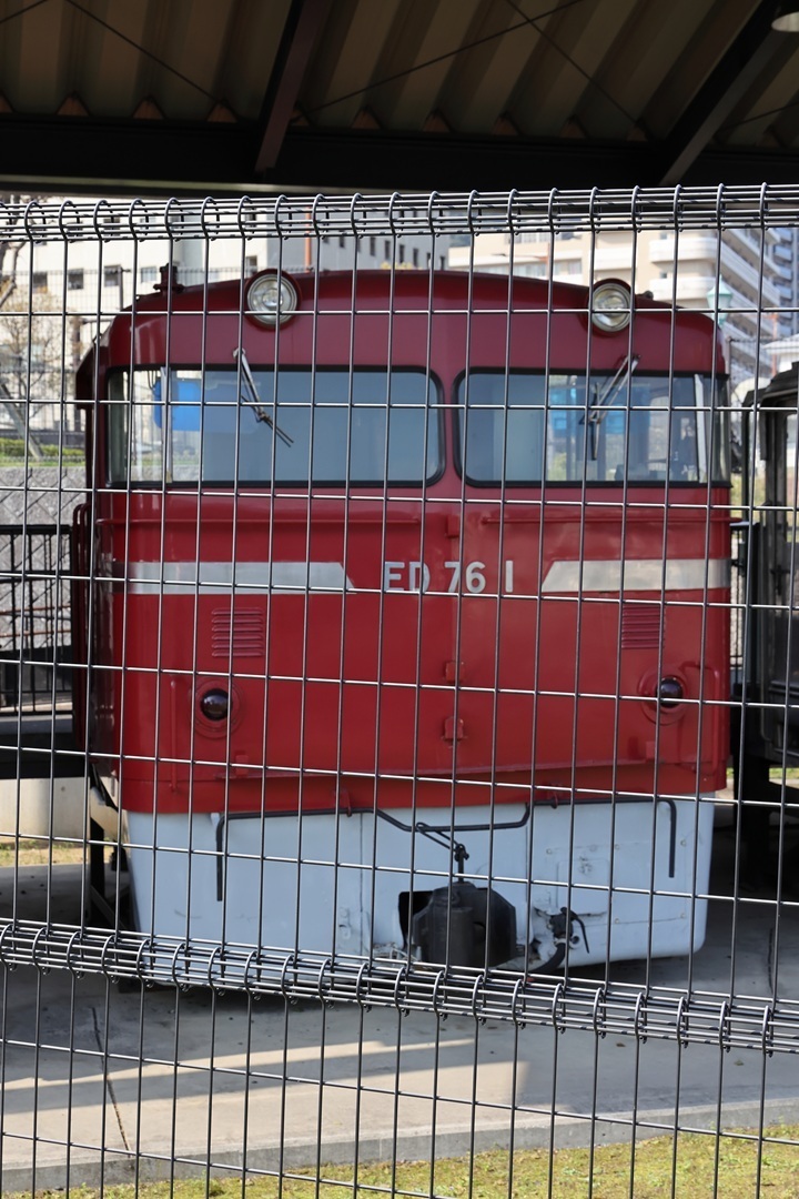 サクラ舞う筑豊へ（19）前頭部展示（ED76 1号機）: 新・金失いの道ゆけば